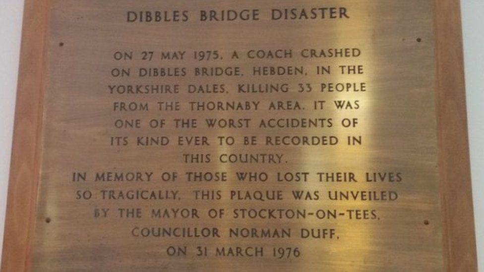 Dibble's Bridge coach crash: Film remembers 33 who died - BBC News