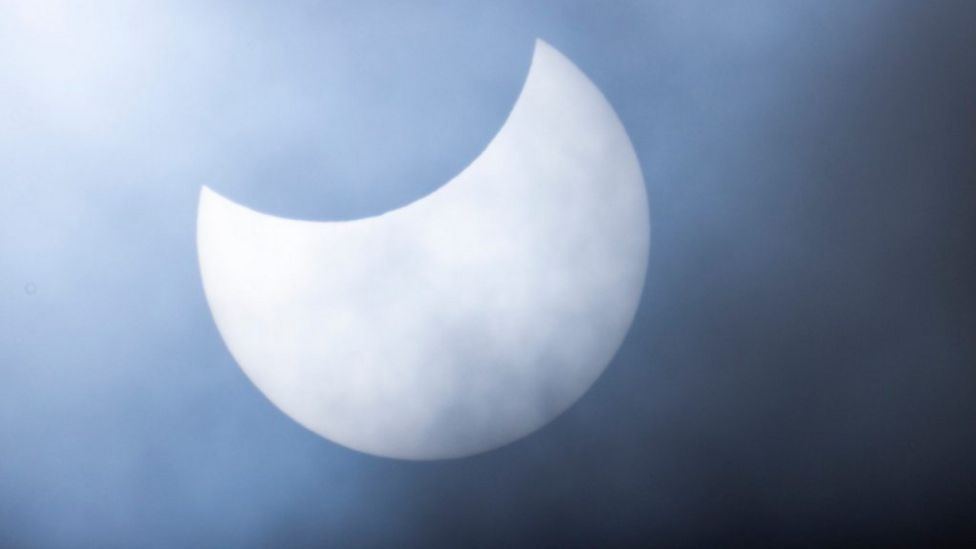 In pictures: Solar eclipse as seen from the UK - BBC News