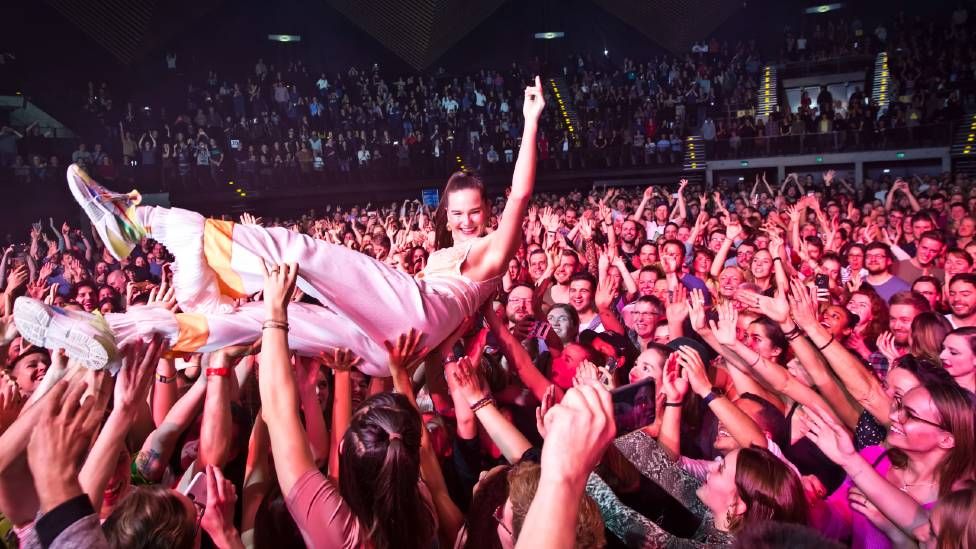 Ampthill Festival goes ahead because of volunteer help - BBC News