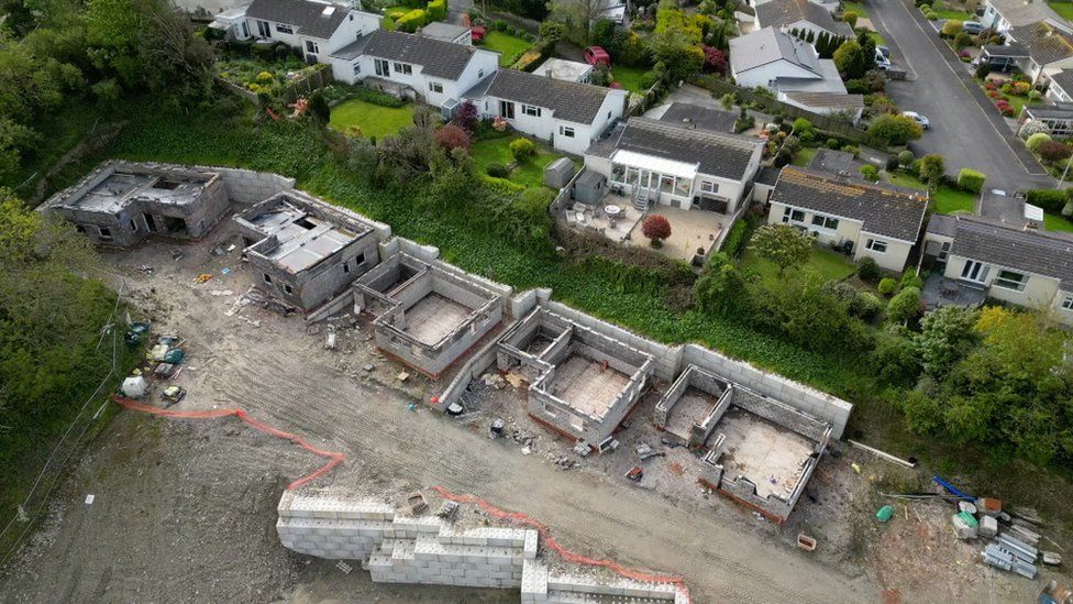 Lock's Hill: Apology over 'eyesore' failed housing development - BBC News