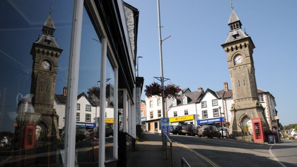 'Bullying' Mayor of Knighton Nick Johns suspended for six months - BBC News