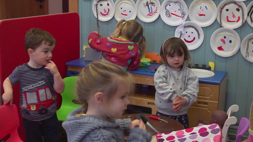 Nodiadau Cymraeg nyrs i helpu bachgen, 2, yn yr ysbyty - BBC Cymru Fyw