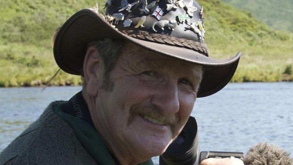 Johnny Kingdom's funeral held in Devon - BBC News