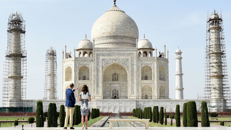 William and Kate pose on Taj Mahal bench - BBC News
