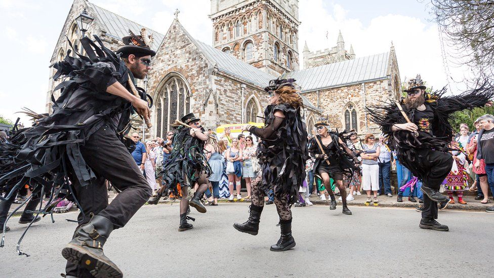 More than 800 Morris dancers to perform in Devon city - BBC News