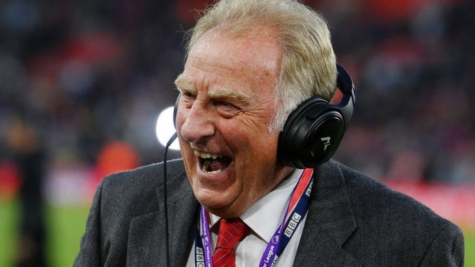 Southampton football pundit Dave Merrington retires - BBC News