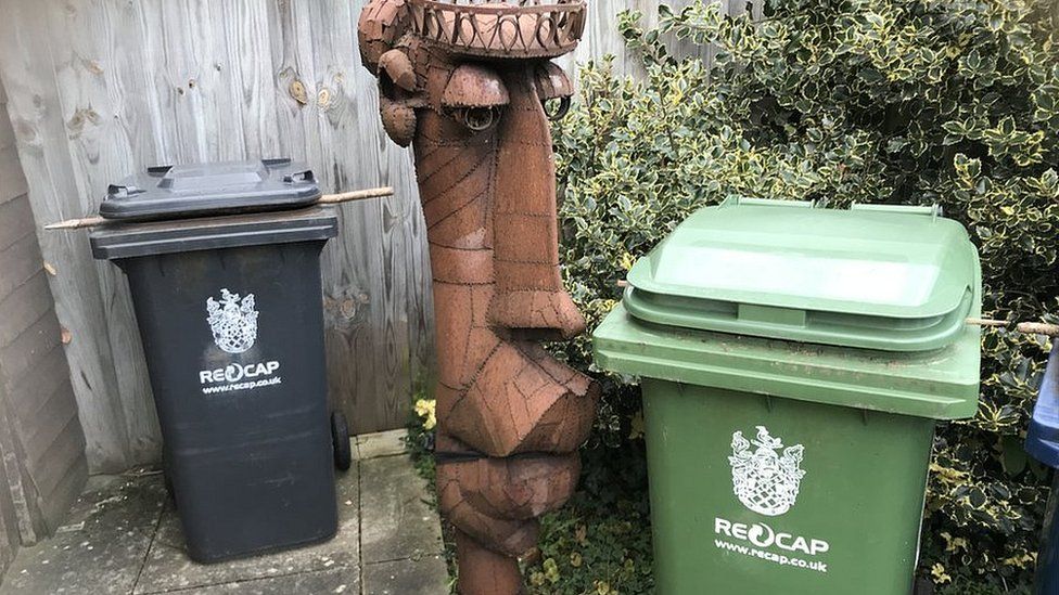 Artist's widow giving away 'legacy' of sculptures - BBC News