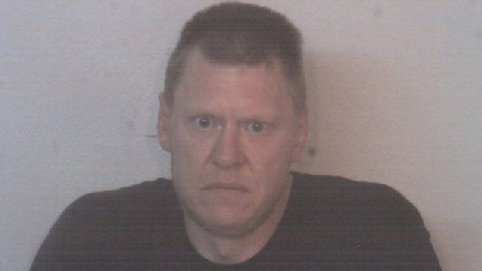 Stephen Starkey paracetamol death: Christmas Day robber jailed - BBC News