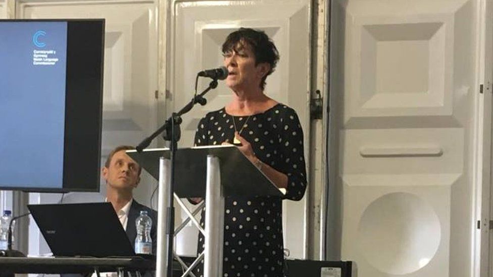 Comisiynydd: 'Addysg yw'r allwedd i greu Cymry Cymraeg' - BBC Cymru Fyw