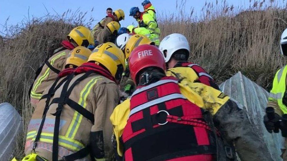 Teenage girl rescued from mud on Jurassic Coast - BBC News