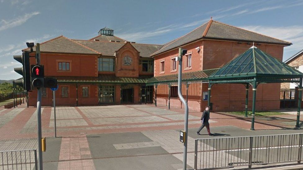 Chwech yn y llys ar gyhuddiad o herwgipio plentyn ym Môn - BBC Cymru Fyw