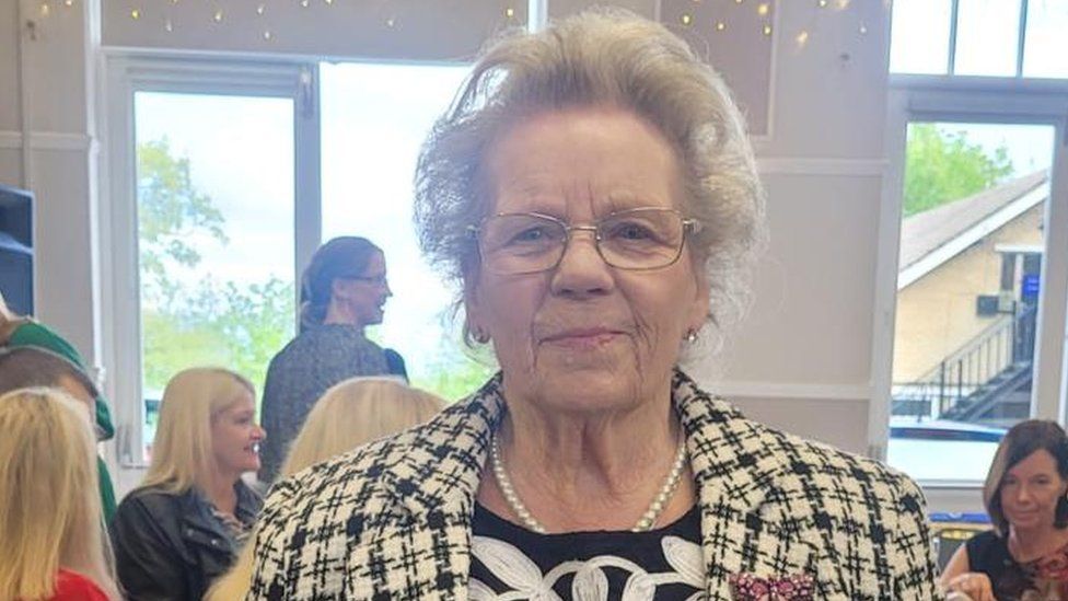 'Oldest waitress' Violet Garratty set to retire aged 92 - BBC News