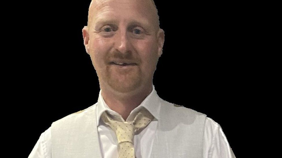 Teyrnged i ddyn o Wrecsam wedi gwrthdrawiad angheuol - BBC Cymru Fyw