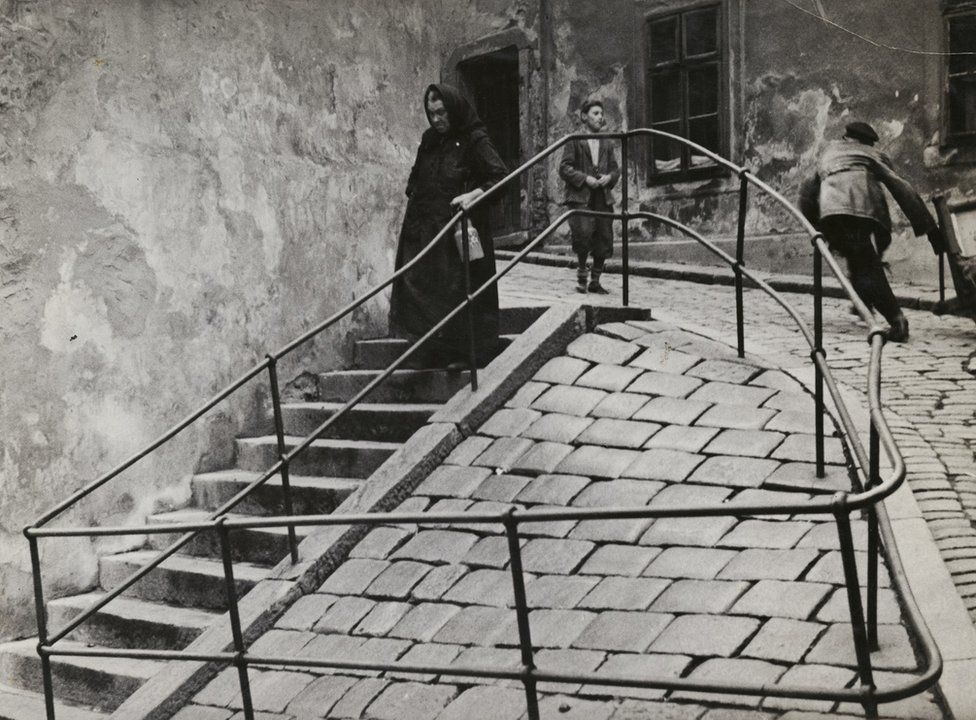 Roman Vishniac: Jewish photographer between World Wars - BBC News