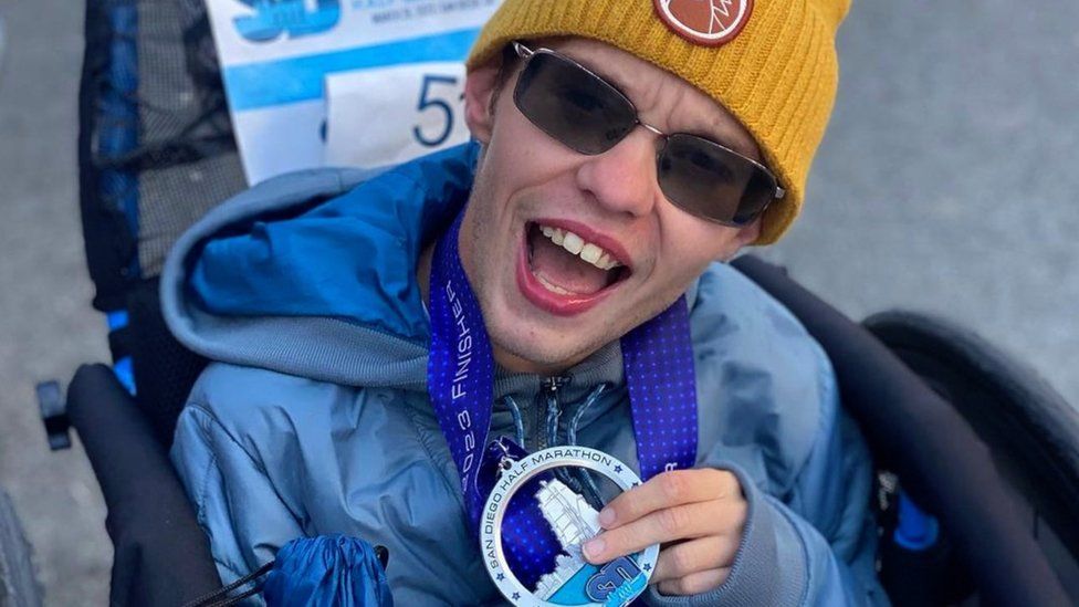 Tyrone runner helps set new wheelchair marathon record - BBC News
