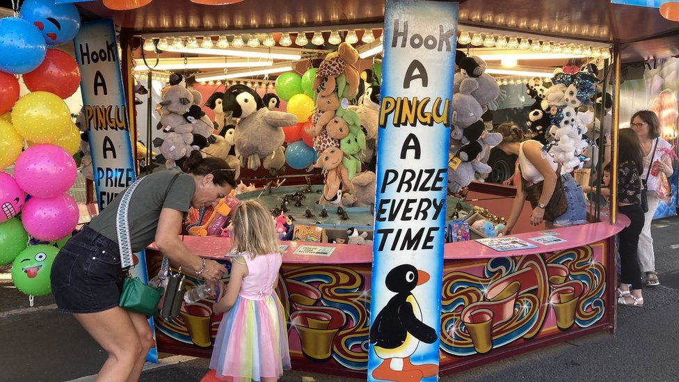 In pictures: Sunshine and smiles at Oxford's St Giles' Fair - BBC News