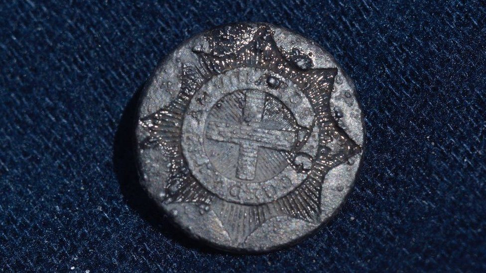 Portsmouth HMS Invincible shipwreck artefacts to go on show - BBC News