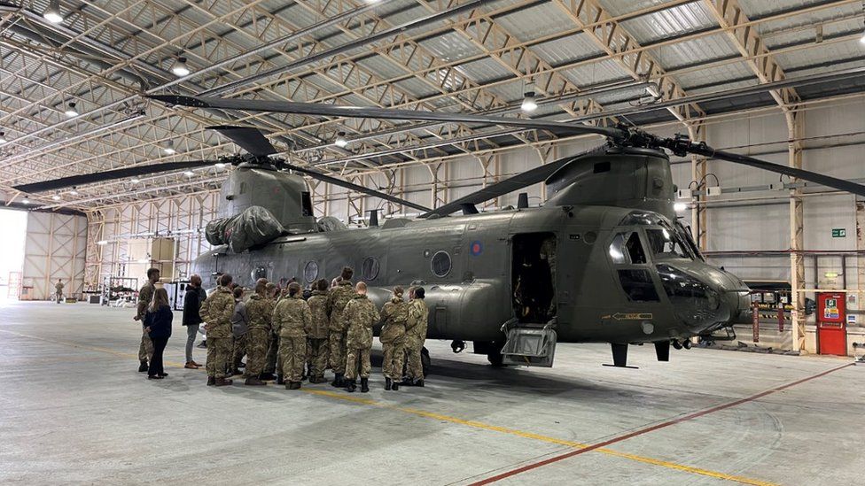 Hyfforddi cenhedlaeth newydd o beilotiaid Chinook - BBC Cymru Fyw