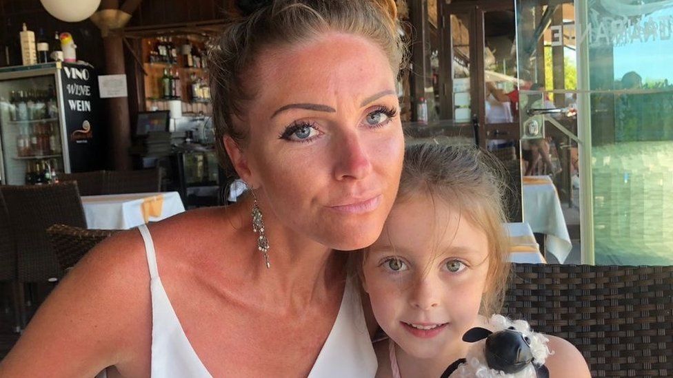 Dronfield: Mum raises £60k for treatment abroad for rare cancer - BBC News