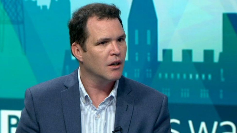 AS: Penderfyniad ar ailagor siopau yn un 'anghyfforddus' - BBC Cymru Fyw