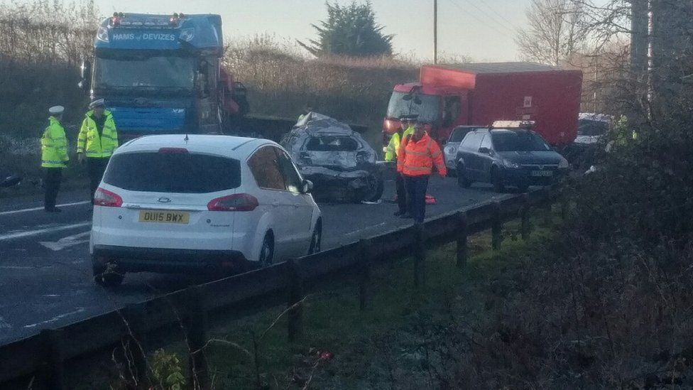 Seven-vehicle pile-up injures five on A420 near Faringdon - BBC News