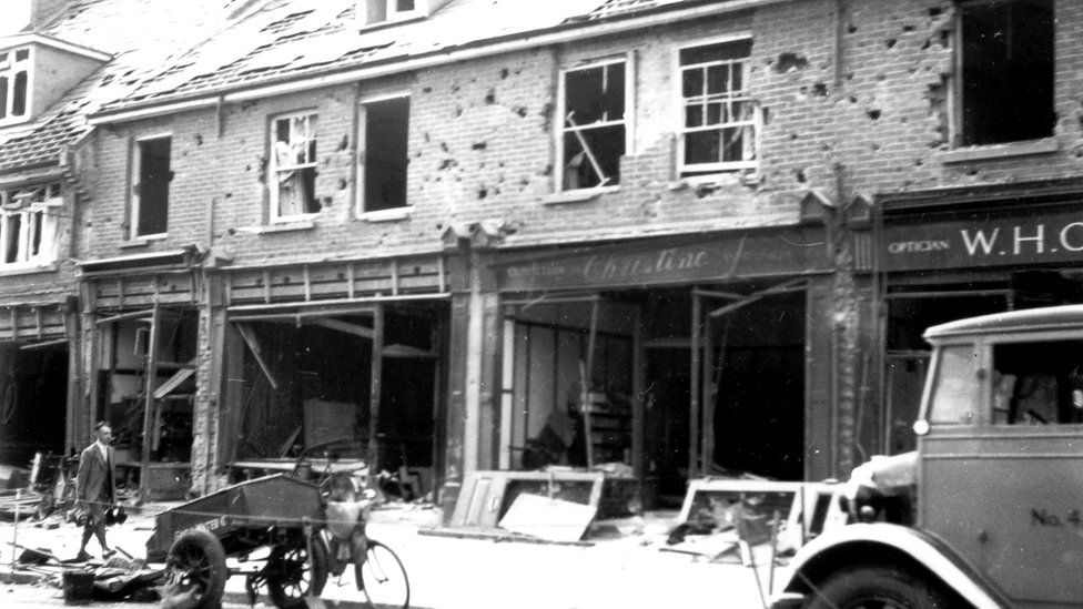 WW2 memorial in Hampshire town bombed three times - BBC News