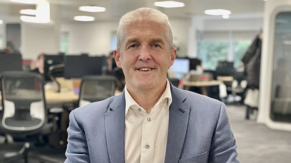 1,000 o swyddi'n dod i Gaerdydd wrth i gwmni ehangu - BBC Cymru Fyw