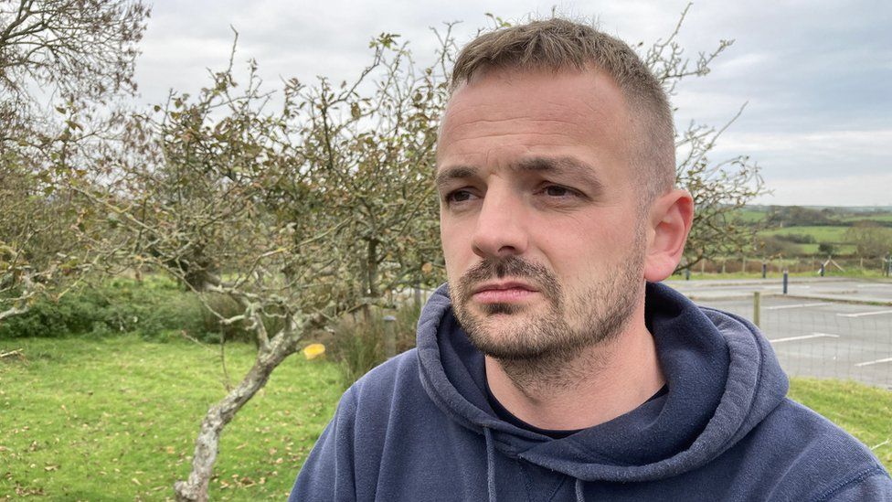 Hysbyseb am feddyg i Fotwnnog yn creu nyth cacwn - BBC Cymru Fyw