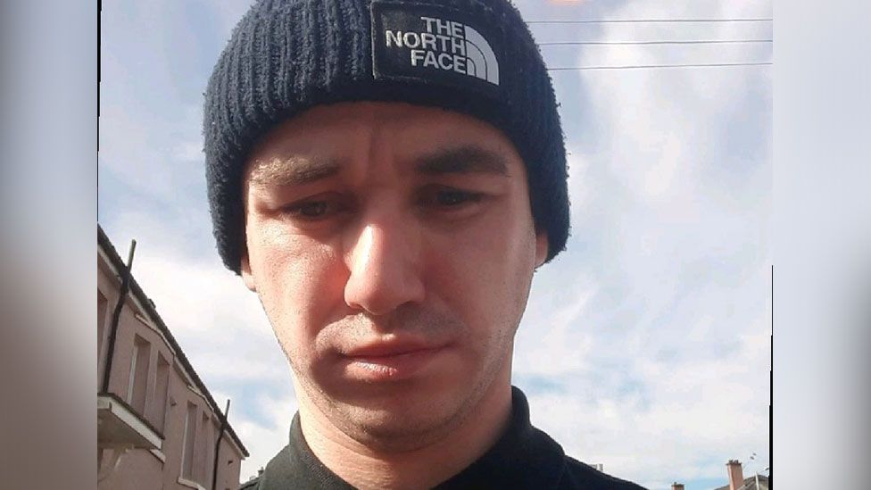 Jail for Glasgow knife killer who sent images of dying victim - BBC News