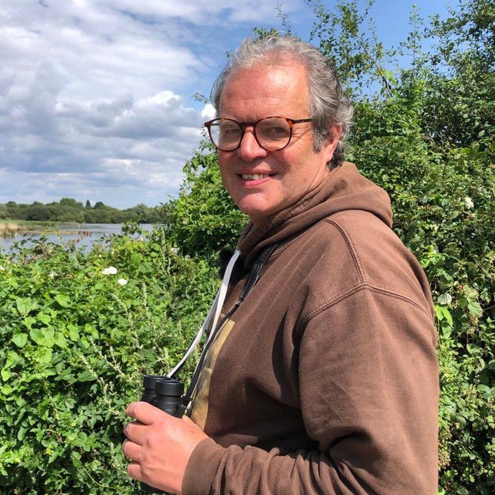 'Rare' photos captured of otter eating crayfish - BBC News