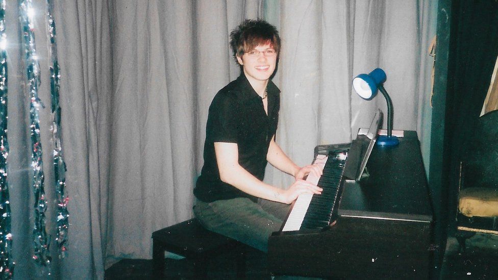 'The first time I had sex I contracted HIV' - BBC News