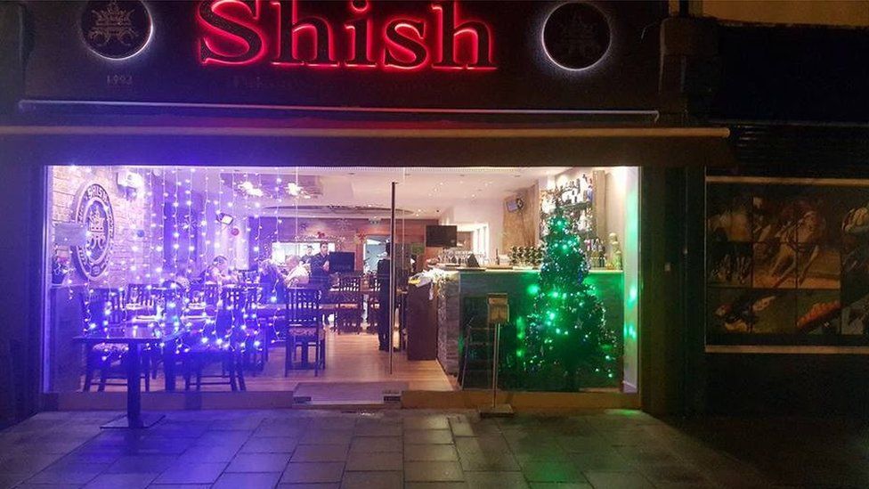 Restaurant offers lonely Londoners free Christmas meal - BBC News