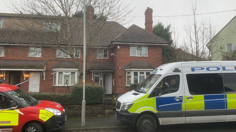 Man dies in Wolverhampton flat fire - BBC News