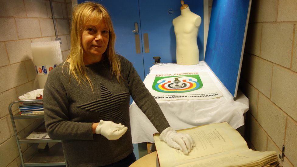 The story of women's football in 10 objects - BBC News