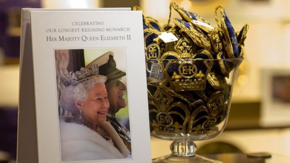 In pictures: Elizabeth II becomes longest-reigning monarch - BBC News