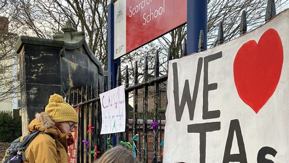 York: Pupils protest against teaching assistant pay cuts - BBC News