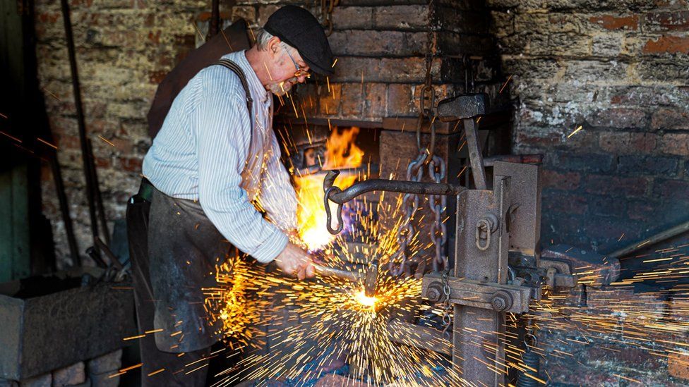 Black Country Living Museum chainmaker retires - BBC News
