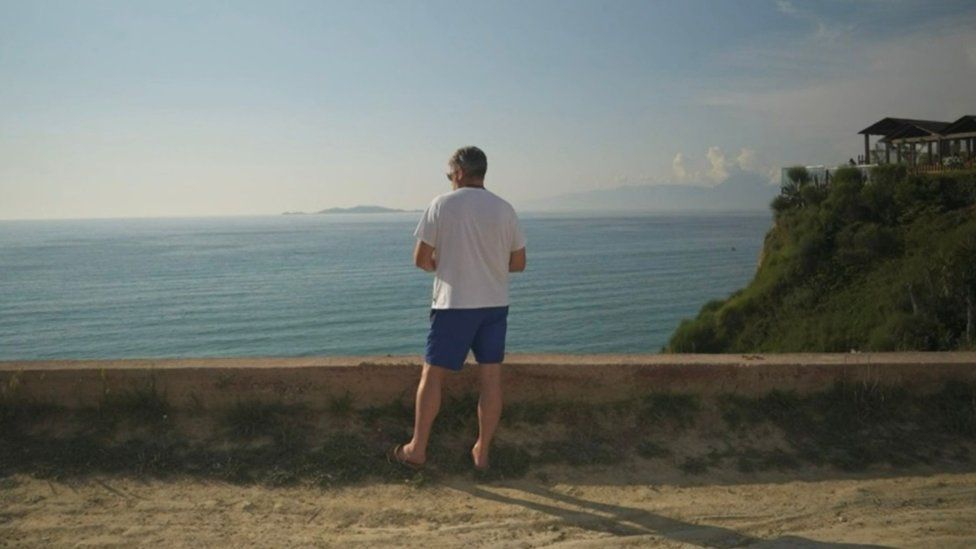 Elle Edwards' dad returns to daughter's happy place - BBC News