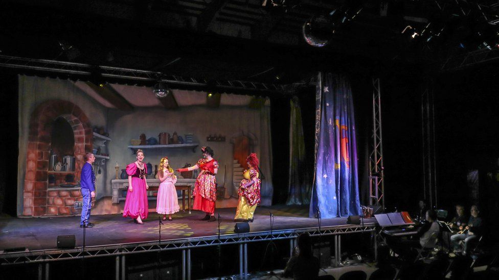Monarch aircraft hangar at Luton Airport hosts pantomime - BBC News