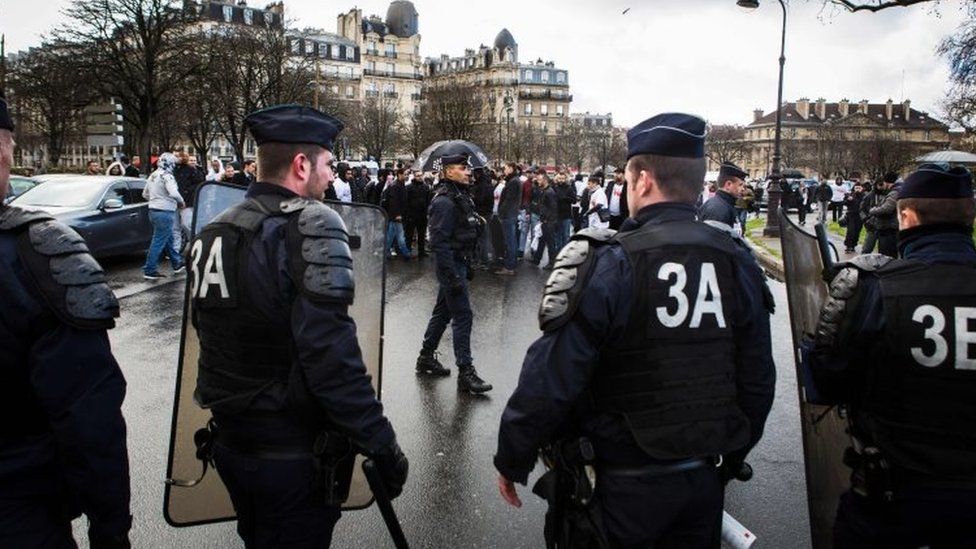 Paris attacks: French MPs back stripping of citizenship - BBC News