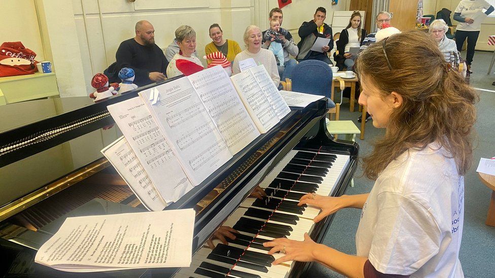 Gloucester Dementia Choir helps unlock memories and words - BBC News