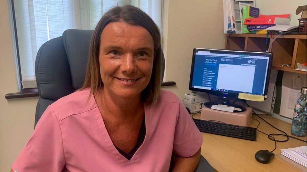 Meddygfa yn poeni am y gaeaf wrth wynebu heriau 'aruthrol' - BBC Cymru Fyw