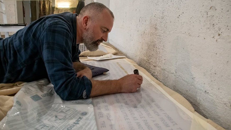 Cosy bus shelter makeover inspires Stroud artists - BBC News