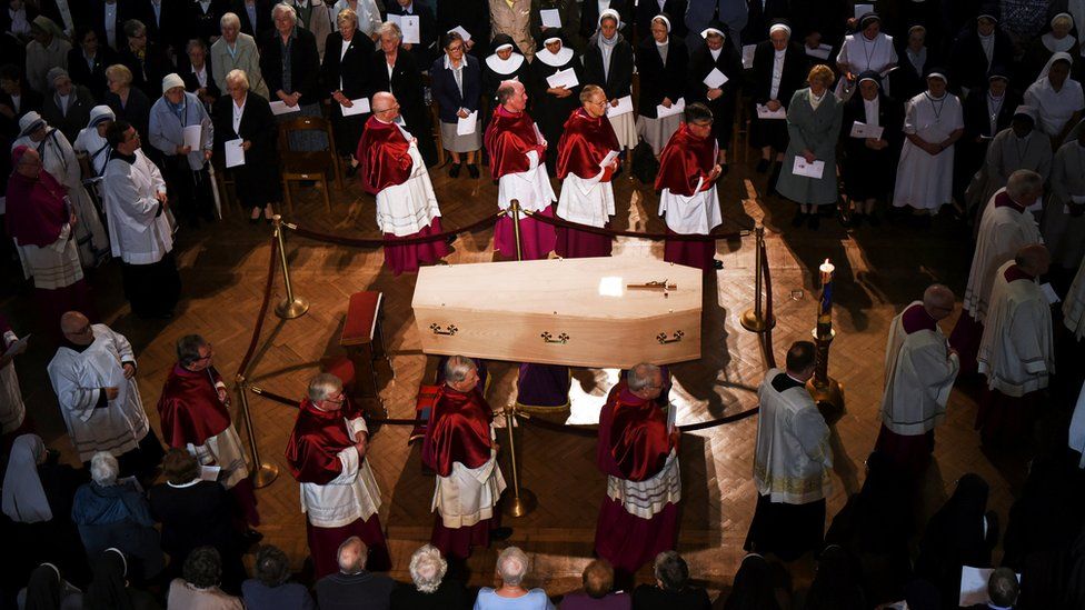 Cardinal Cormac Murphy-O'Connor buried at Westminster Cathedral - BBC News