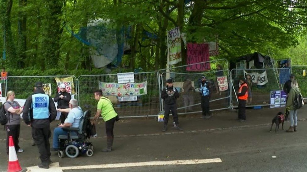 Underground HS2 tunnel protesters defy eviction - BBC News