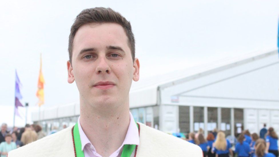 Ryan yn cipio'r Fedal Gyfansoddi - BBC Cymru Fyw