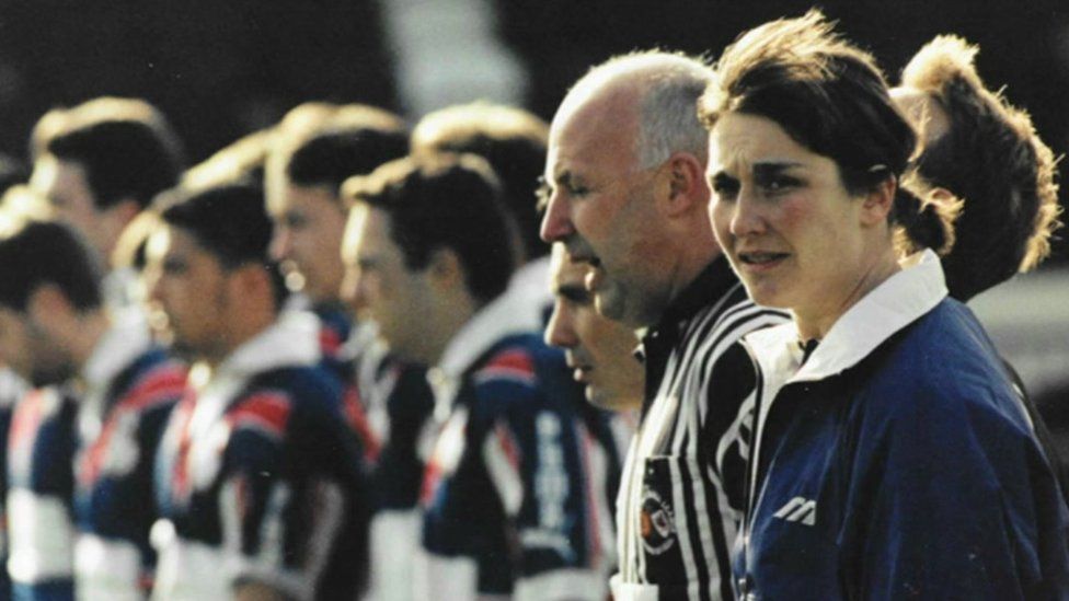 Female rugby league referee Julia Lee inspires play - BBC News