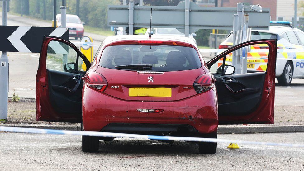 Man injured in fight after Luton car crash - BBC News