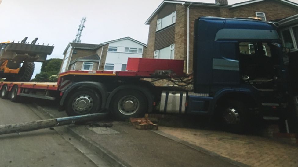 Runaway lorry carrying digger crashes into house in Banbury - BBC News