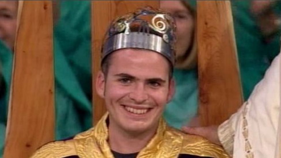 Guto Dafydd yn cipio coron Eisteddfod Sir Conwy 2019 - BBC Cymru Fyw